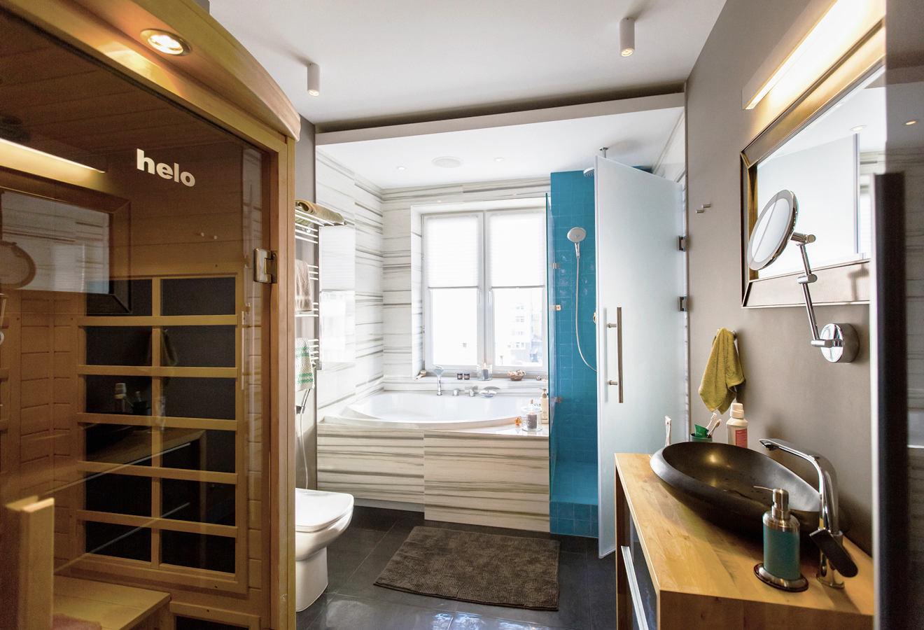 Смелый санузел с большим окном, душевой и сауной — Roomble.com